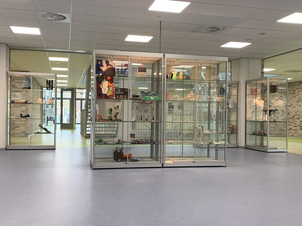 Wall-mounted & freestanding display cases for Schools & Libraries - SDB ...
